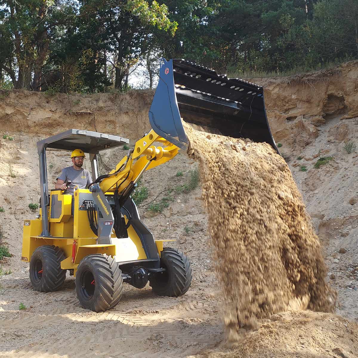 Hummerbee 525R | Compact Articulated Loader